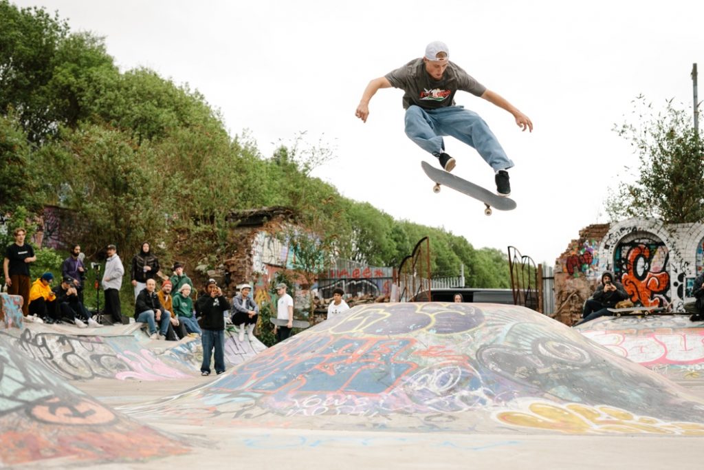 RED BULL'S SKATE SERIES GREETINGS FROM LANDS IN THE UK - Pop Culture