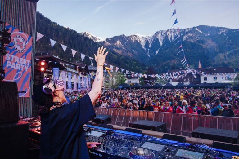 SNOWBOMBING IS BACK! - Entertainment